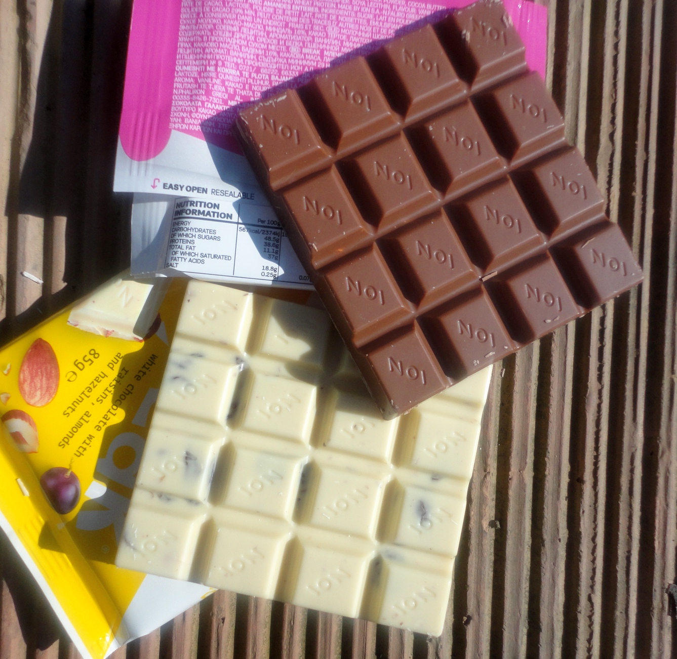 ION Break - млечен шоколад с цели бадеми и бял шоколад със стафиди ...