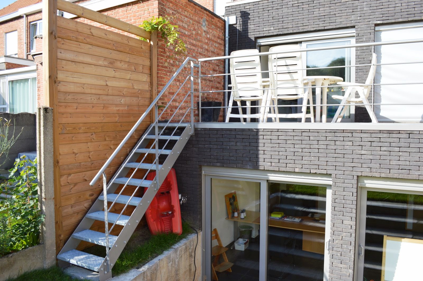 Ons Huisje: Leuning en trap aan terras