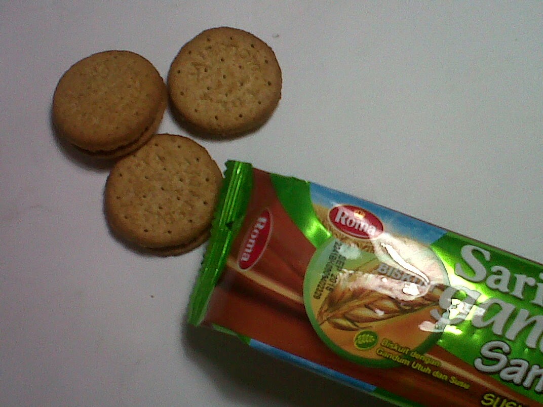 snack and beverages indonesia: Sari Gandum Sandwich Roma