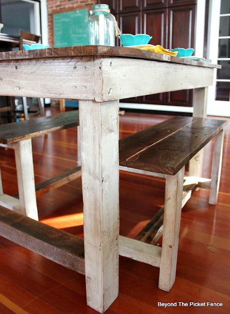 Beyond The Picket Fence: Pallet Farmhouse Table