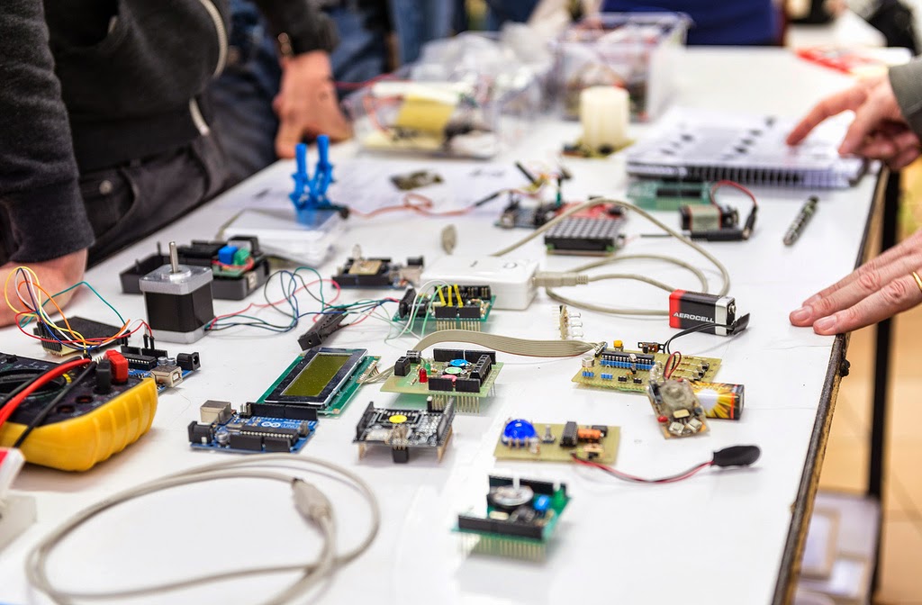 Blogging About The Web 2.0 Connected Classroom: Let's Build Something ...