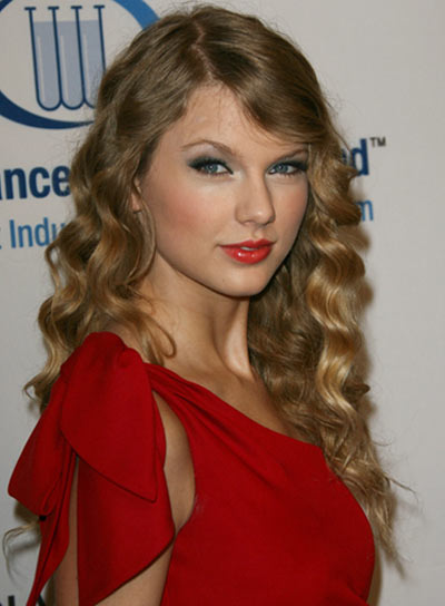 Picture Gallery: Taylor Swift's Formal Long Curly Hairstyle!
