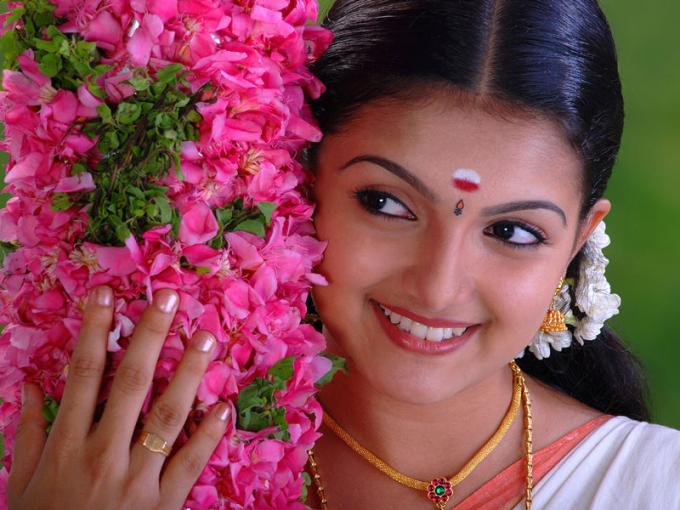 Cute Saranya Mohan In Saree Photos And Wallpapers - Actress Gallery