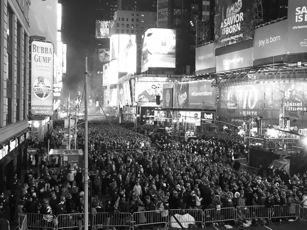First couple get married in New York Times Square on new year's eve