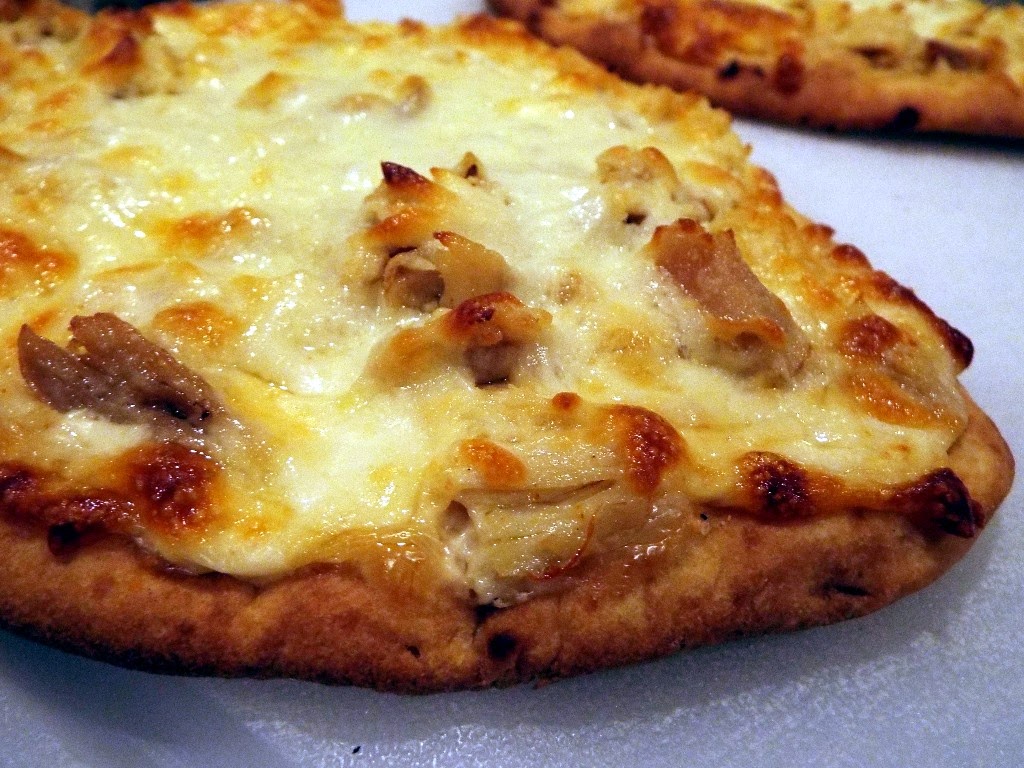 Clever, Crafty, Cookin' Mama: Cheesy Garlic Chicken Flat Bread