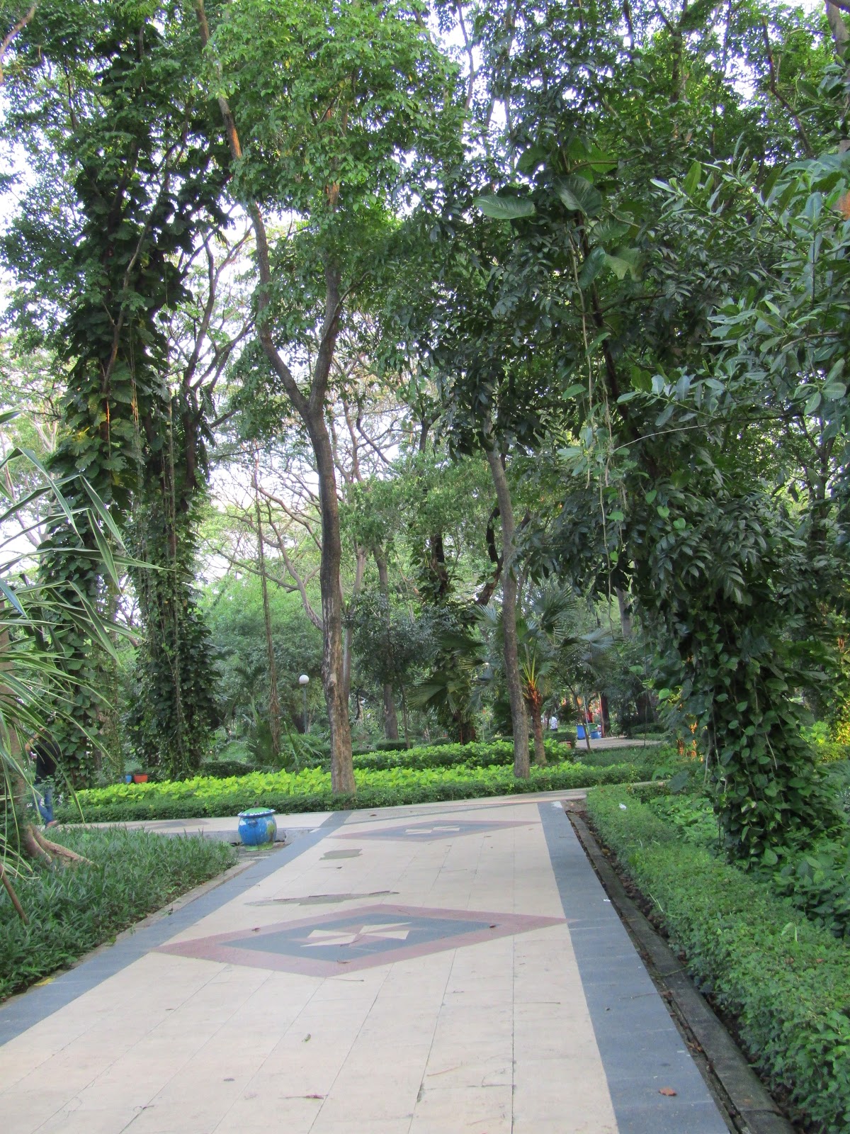 surabayakeren: Taman Flora Bratang, Taman Wisata Murah di Surabaya