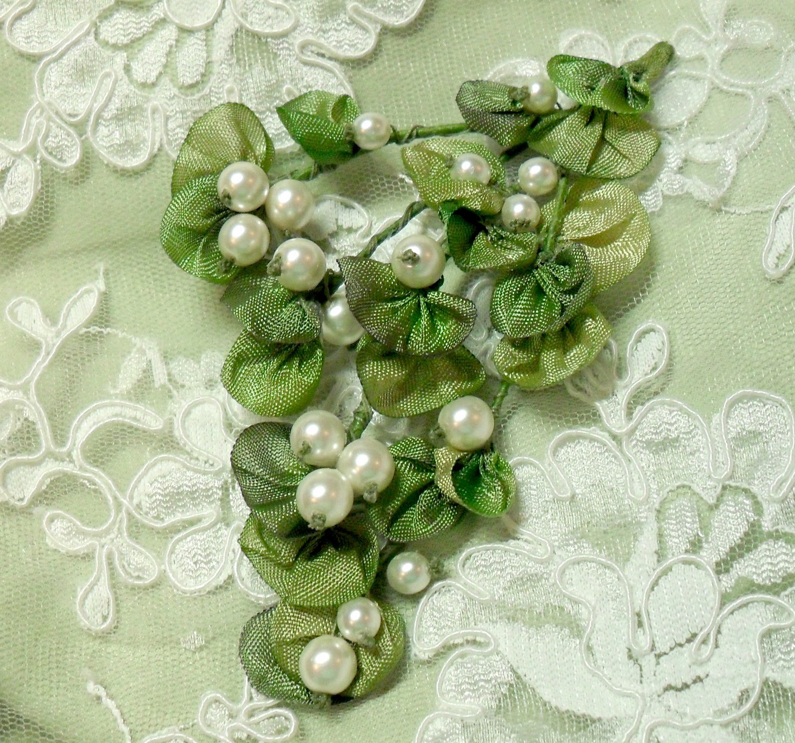 Lambs and Ivy Designs: Christmas Mistletoe in Ribbon work with Pearls