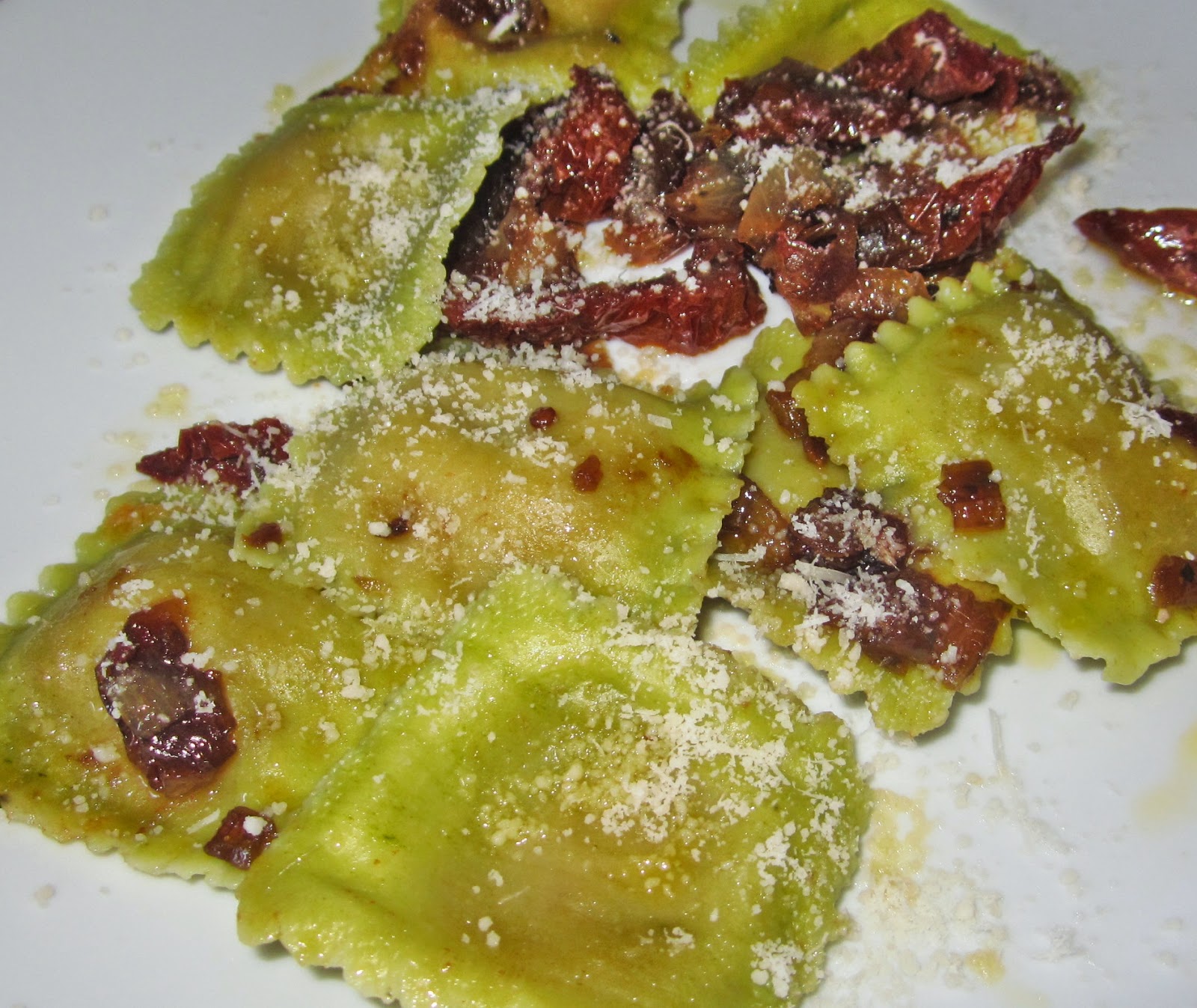 PASTA RELLENA CON SALSA CALABRESA