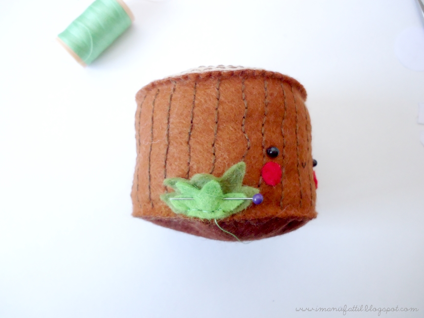 Bugs and Fishes by Lupin: Guest Post: Felt Tree Stump Pincushion Tutorial