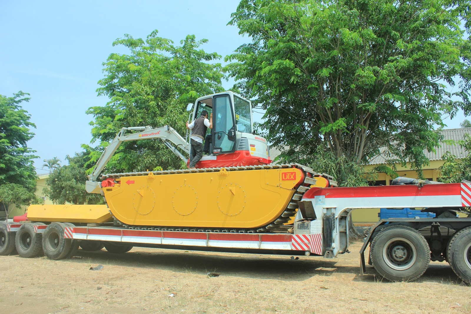 Amphibious Excavator