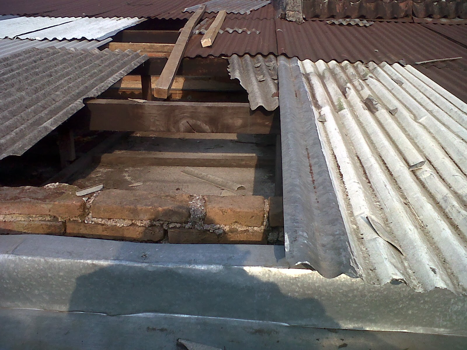 RENOVASI PERBAIKAN ATAP RUMAH | JASA TUKANG RENOVASI RUMAH DI MALANG