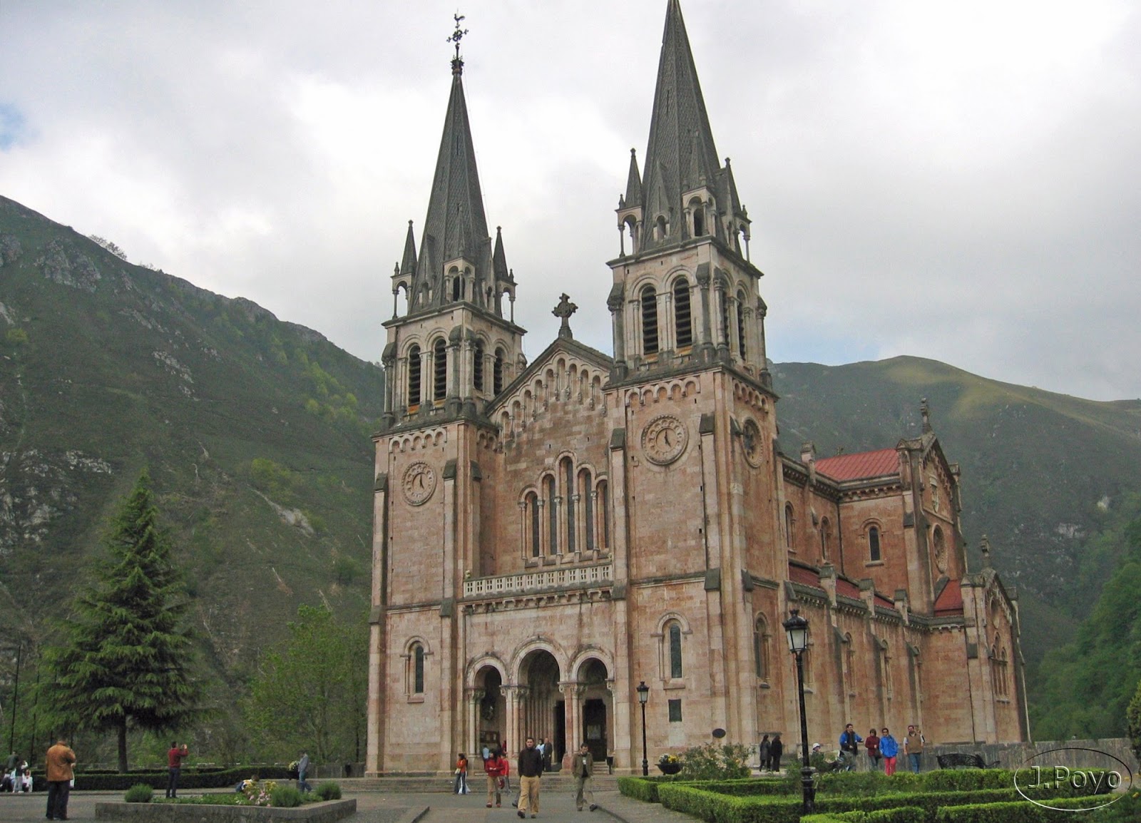 Visitando el Santuario y los lagos de Covadonga