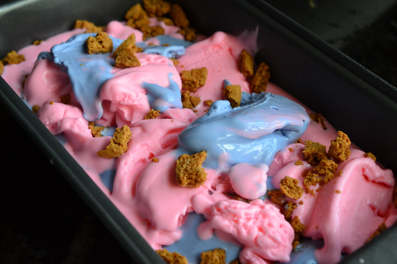 Greedy Girl : Cotton candy ice cream with ginger snap cookie