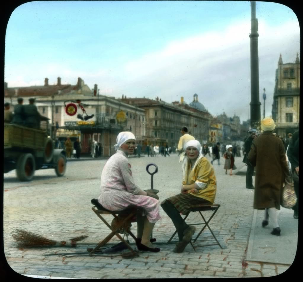 A Gallery of 75 Stunning Hand-Colored Slides of an Old Moscow in 1931 ...