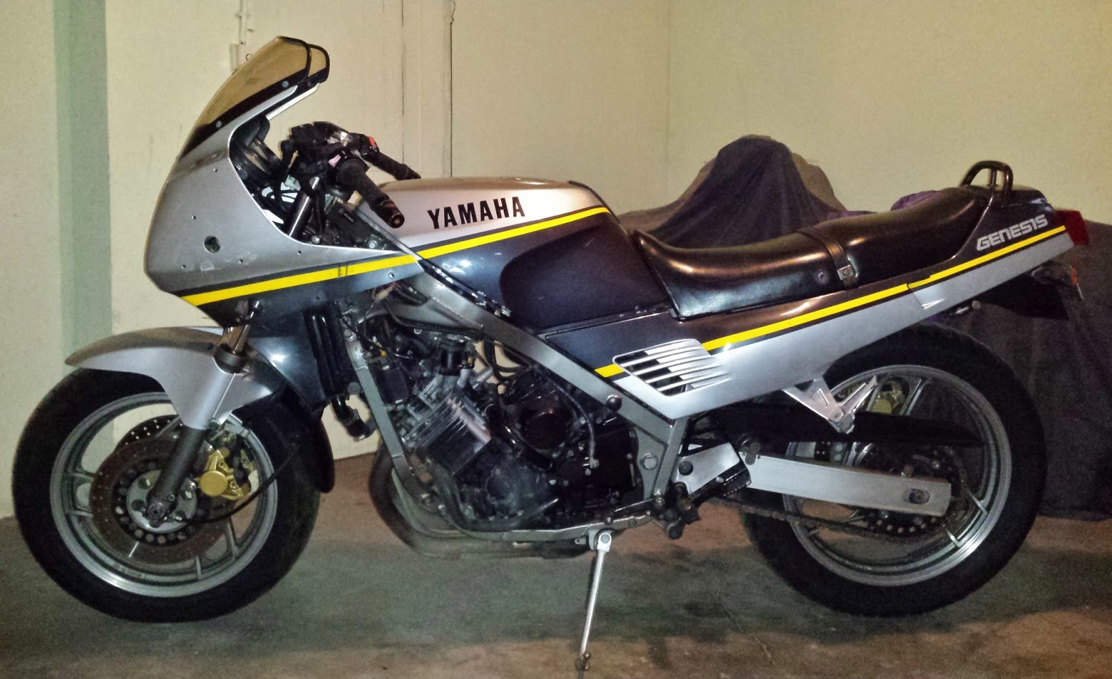 Y.C. Design: YAMAHA FZ 750 : RESTAURATION ET PRÉPARATION