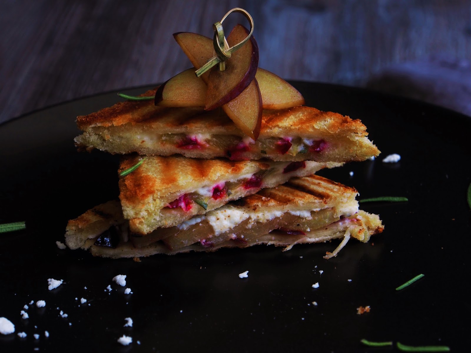 Luumu-fetatoast ja insiroivat satokausireseptit — Peggyn pieni punainen ...