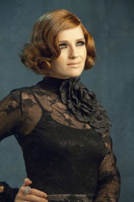 Rebelde: Nanda Ziegler faz ensaio inspirado nos anos 40.