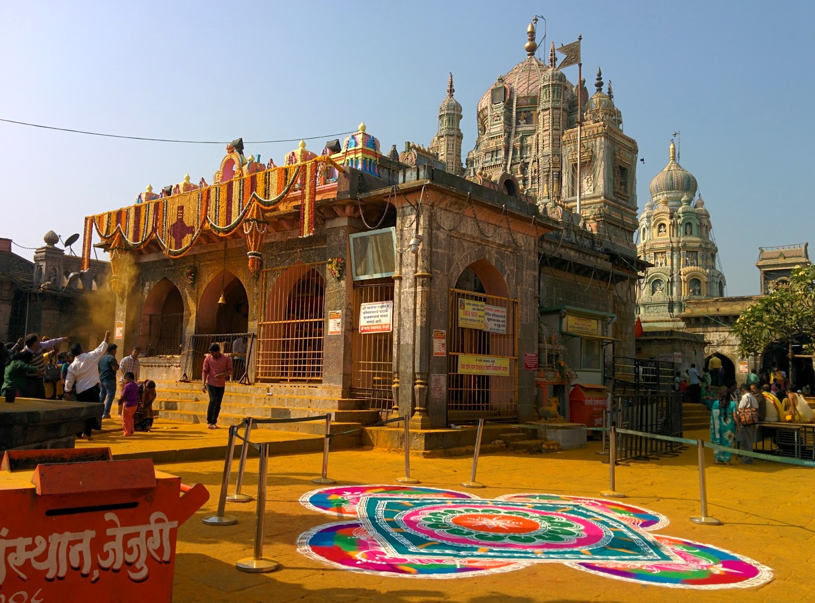 Journey Beckons ...: Khandoba Temple - Jejuri