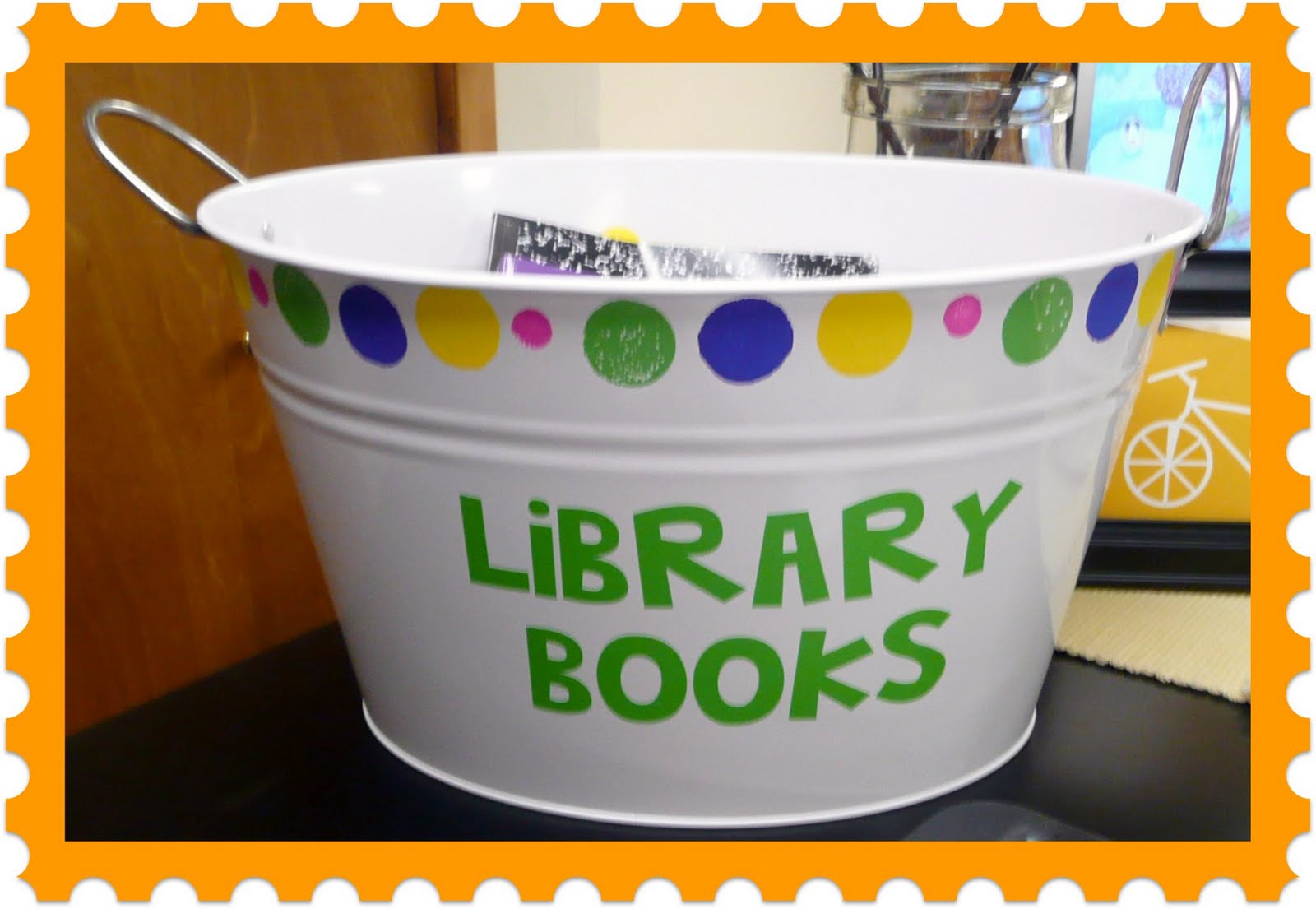 The Very Busy Kindergarten: Cute Library Bucket