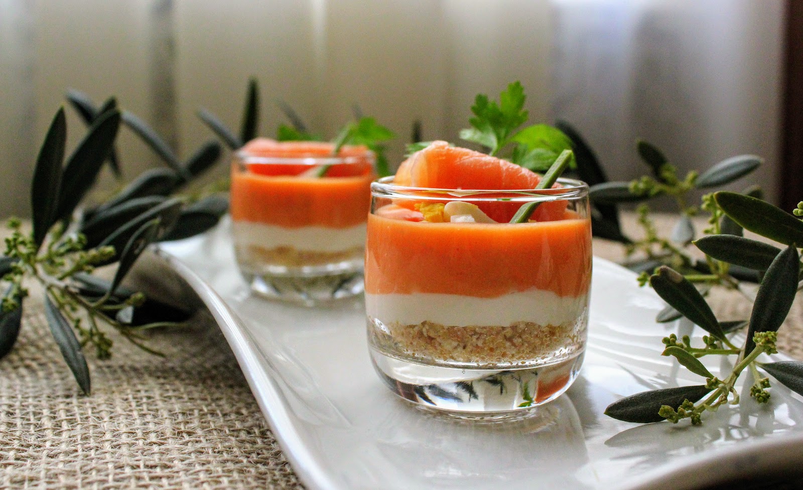Cheesecake de Salmón Ahumado con Salmorejo en Vasito - Cocinando con ...