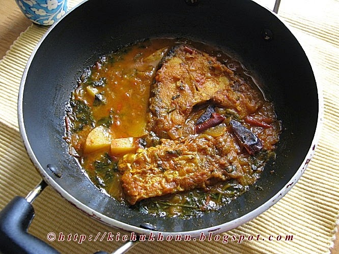 Kitchene Kichukhonn : Katla maacher patla jhol / A light Kaatla fish curry