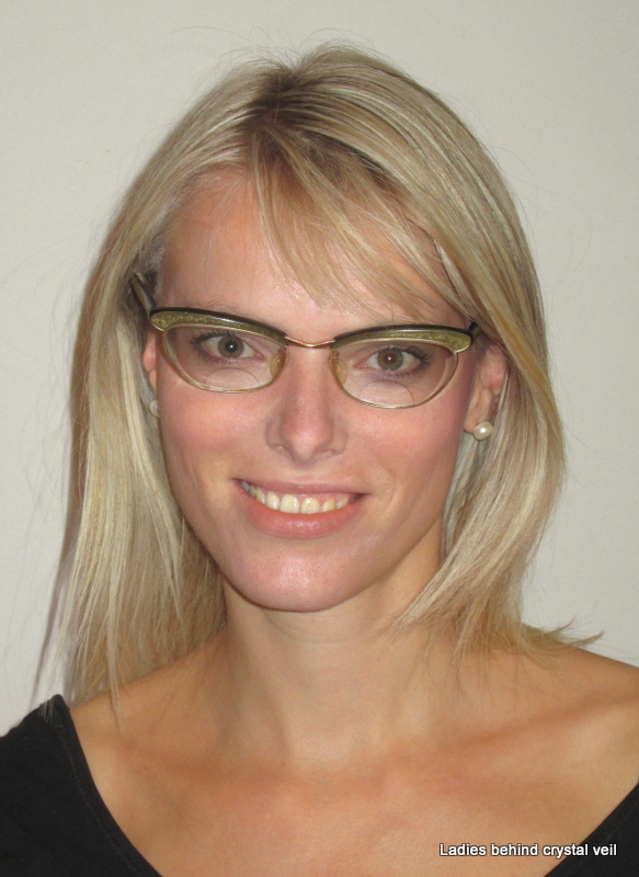 Gracious ladies behind crystal veil: Dana 069