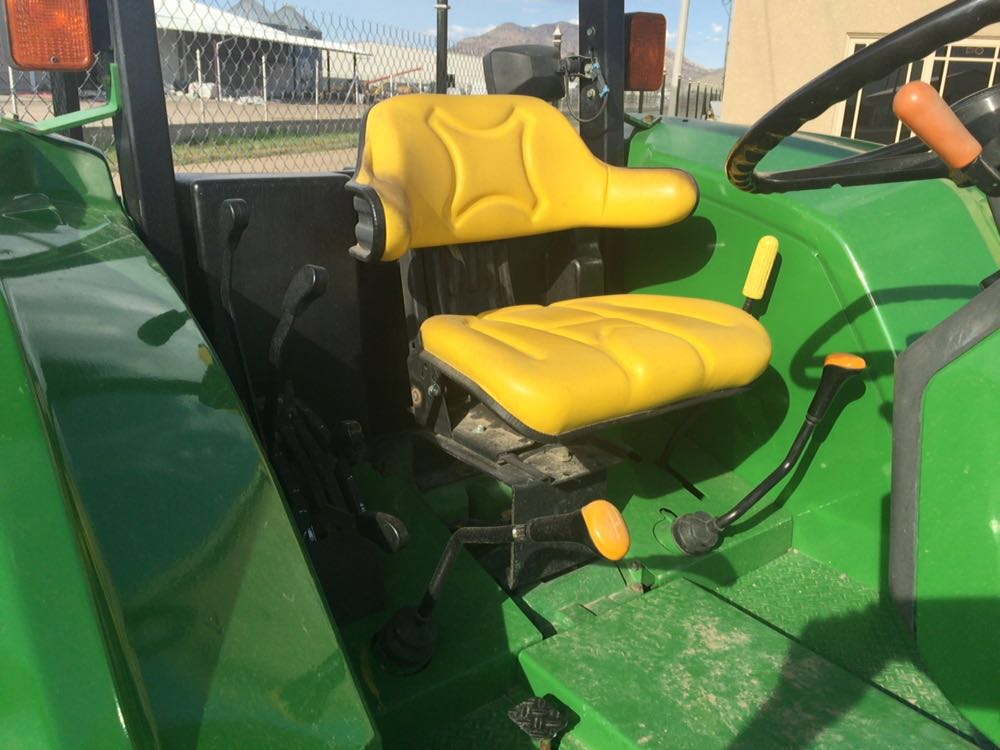 MAQUINARIA AGRICOLA INDUSTRIAL: Tractor John Deere 5715 $20,500 Dlls.