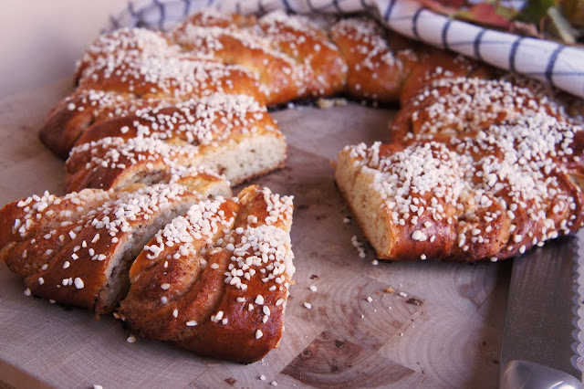 En doft av Nybakt: Vetekrans med socker och kanel