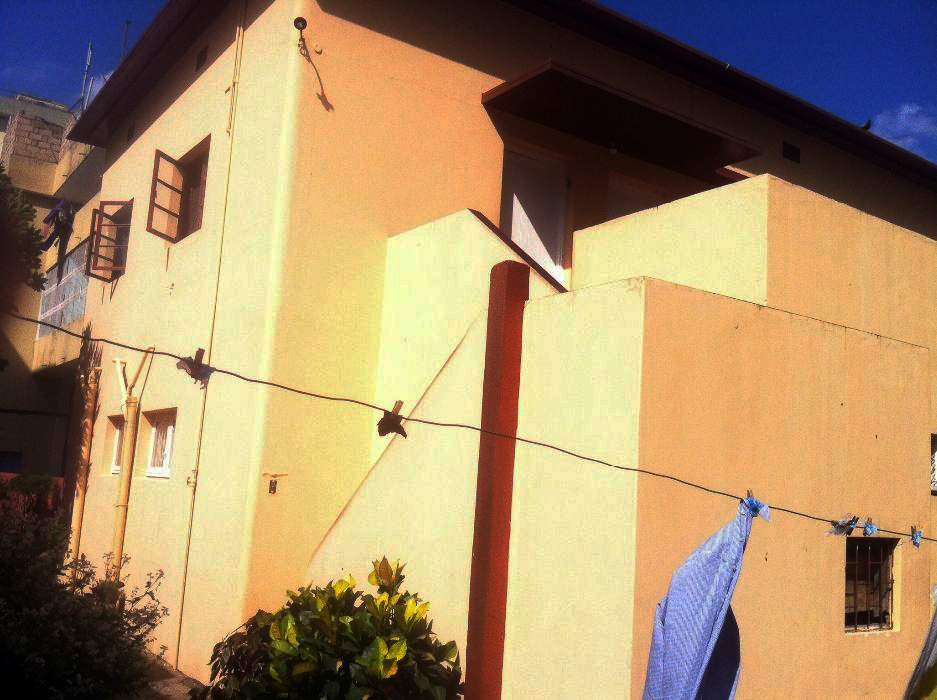 Casas do OLX (190) - Moradia modernista recuada creme na Pandora, Maputo