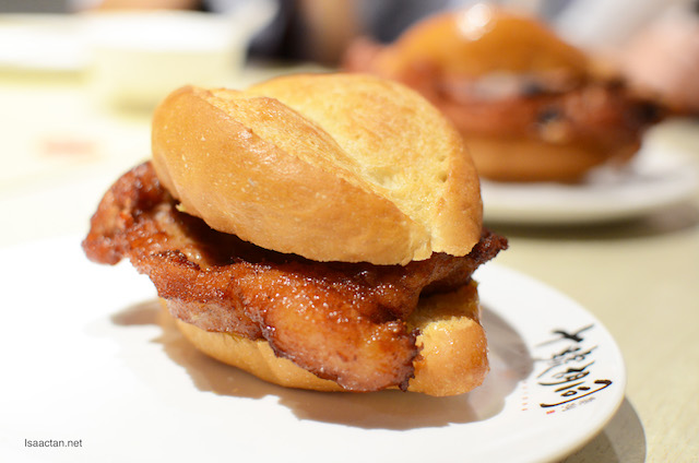 Isaactan.net: Porco Macau Pork Chop Bun @ Lot 10 Hutong