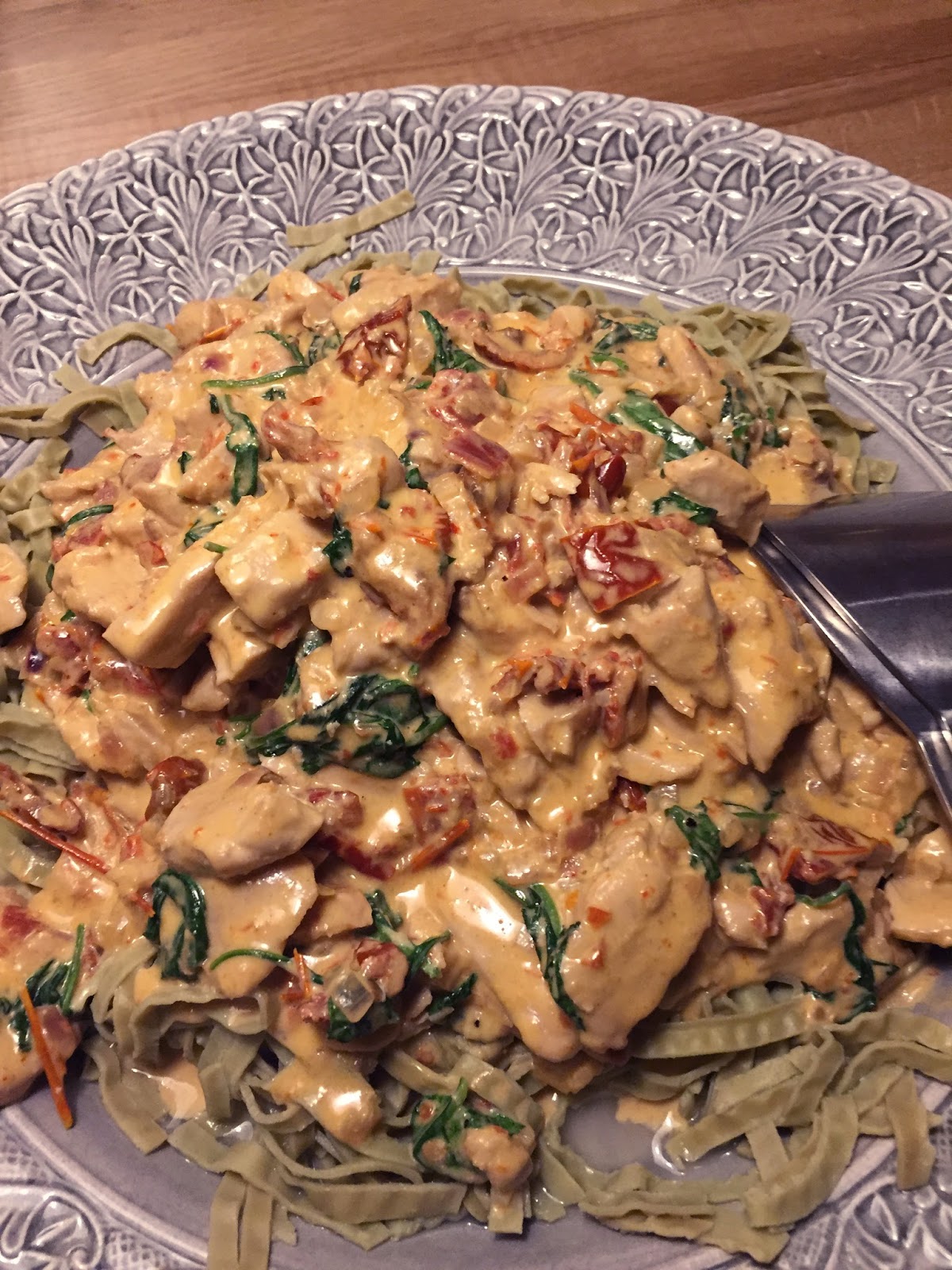 Cinas receptsamling: Krämig pasta med kyckling och soltorkade tomater