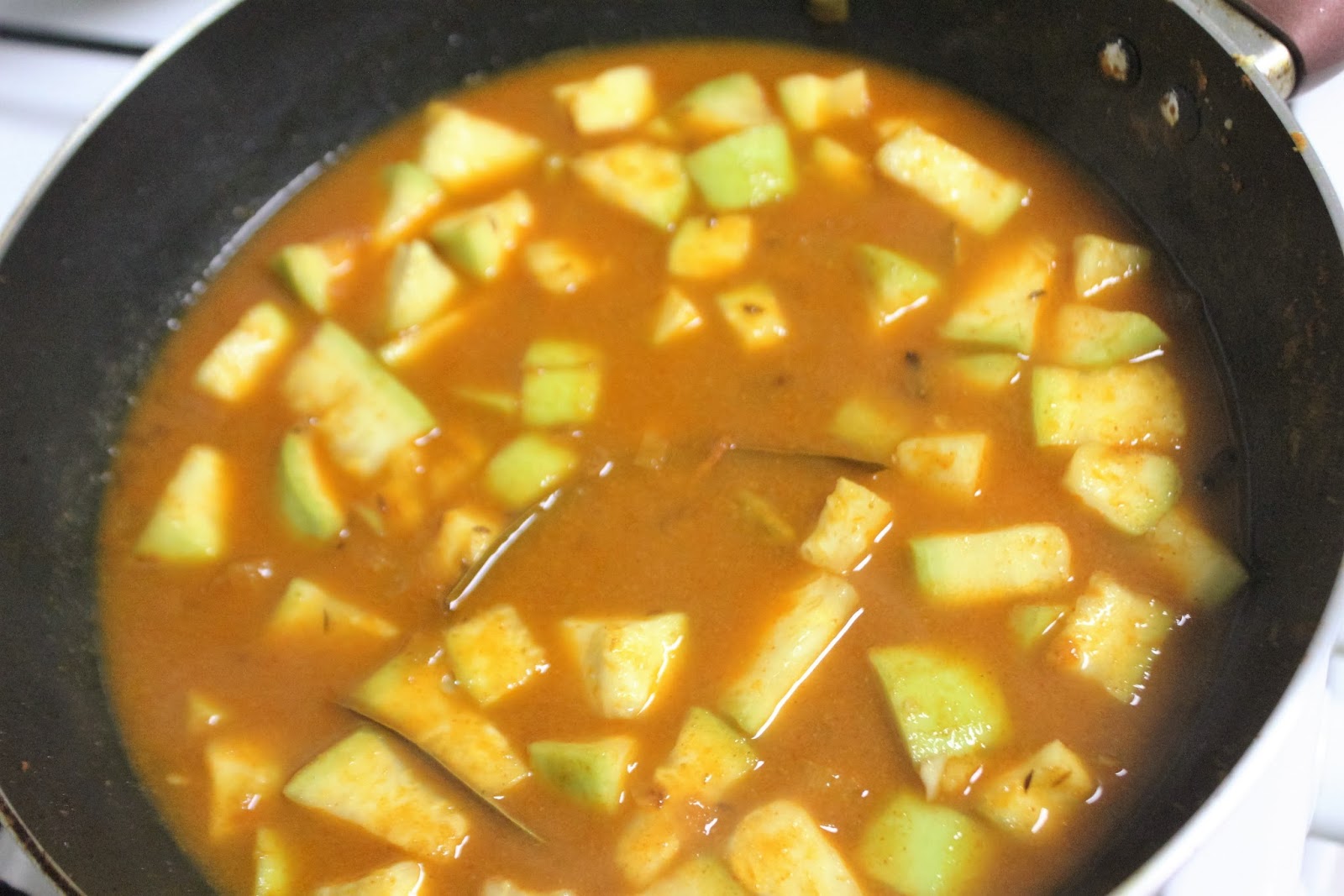 Bethica's Kitchen Flavours: Lauki Do Pyaza (Bottle Gourd Curry)