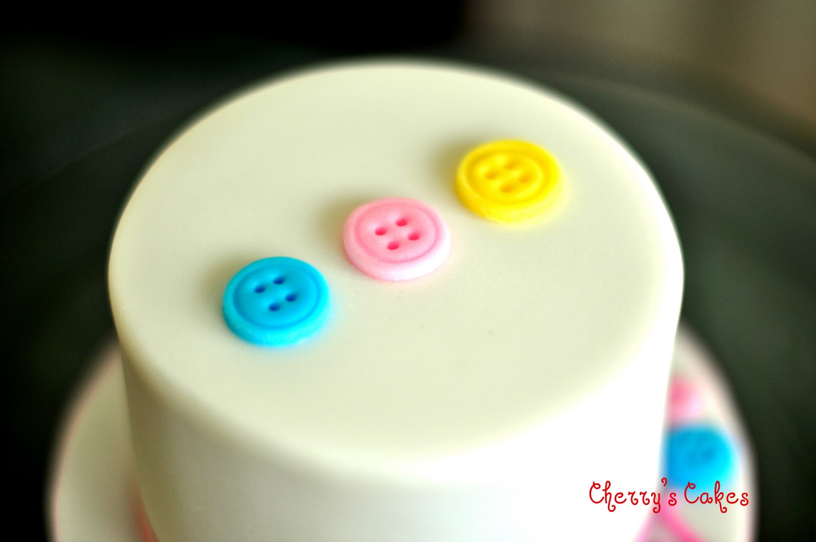 Cherry's Cakes: 3 Button Cake