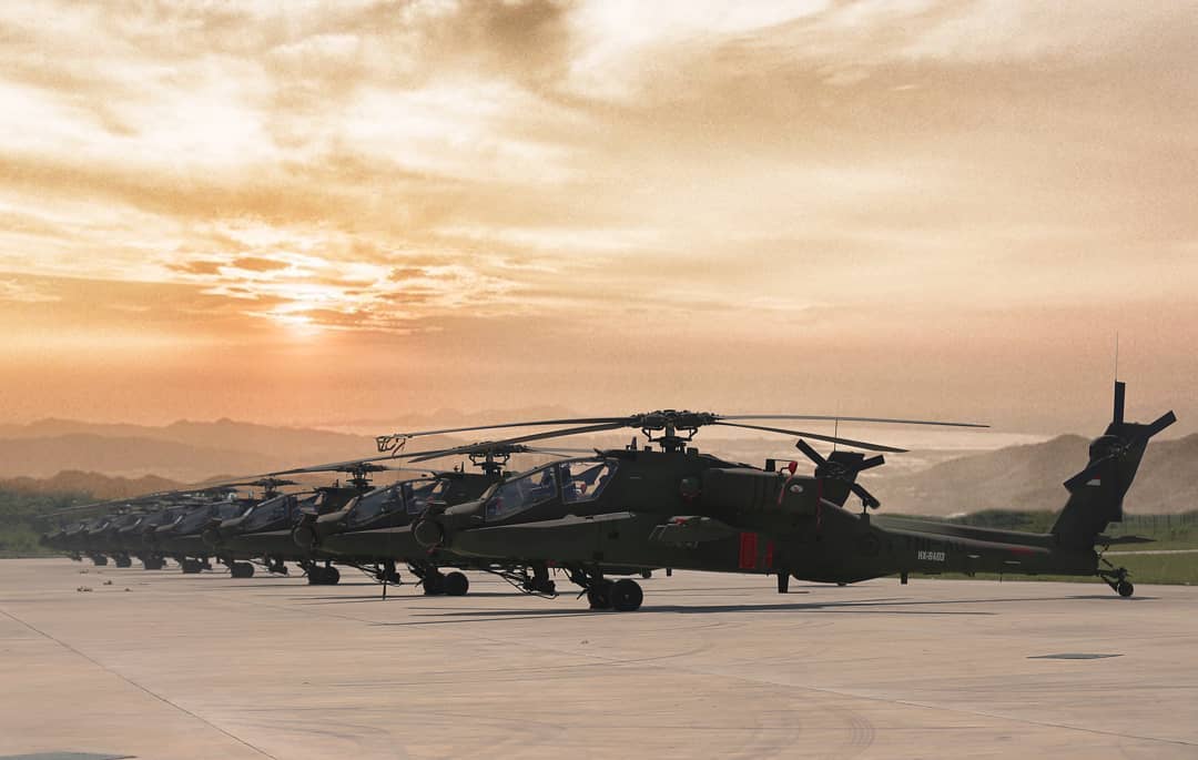 DEFENSE STUDIES: TNI AD Terima Delapan Heli Tempur Apache