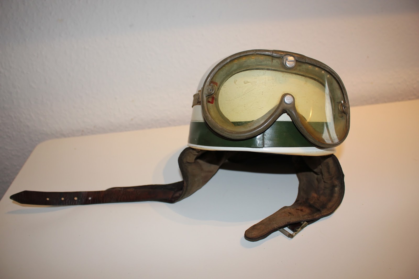 Unser Flohmarkt: Alter Motorradhelm mit Brille