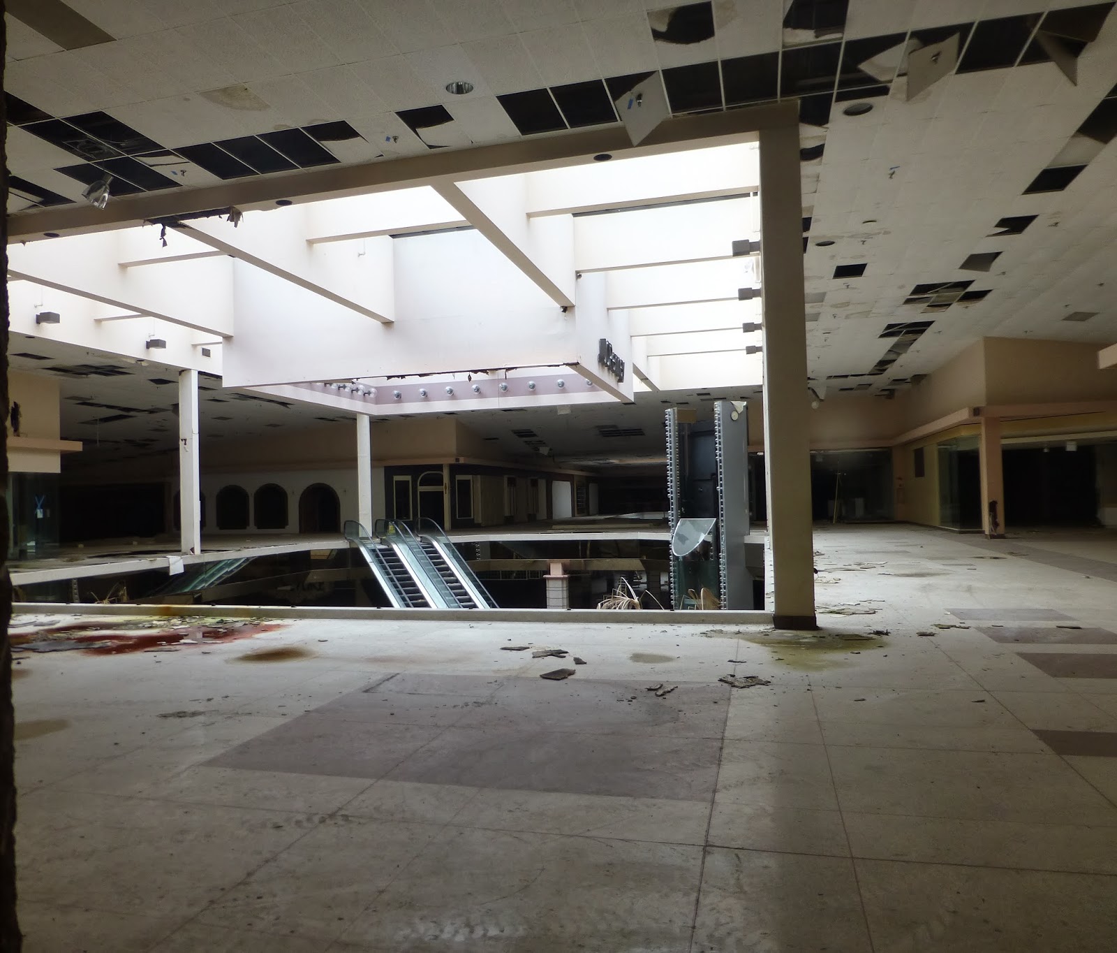 Dead and Dying retail: Rolling Acres Mall in Akron, Ohio