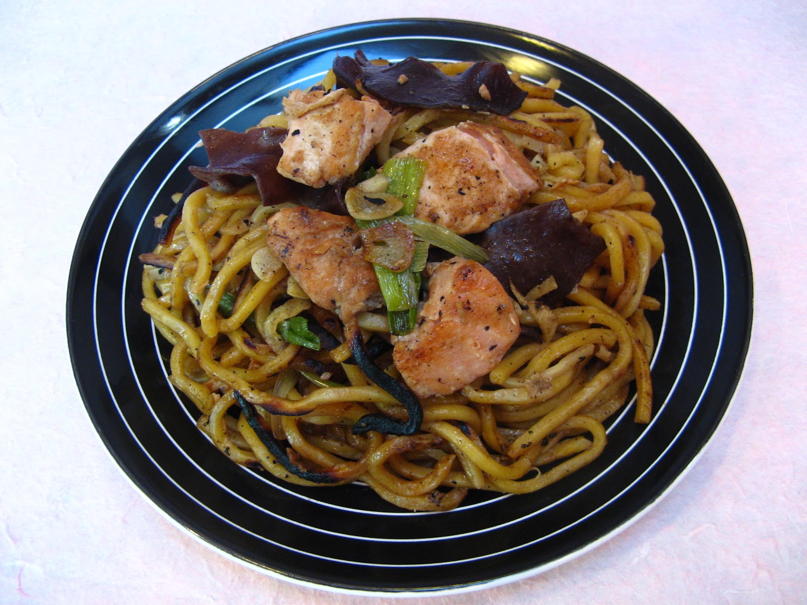 Duck Soup Easy: Cloud Ear Salmon Chow Mein (雲耳鮭魚炒麵, Wan4 Ji5 Gwai1 Jyu4 ...