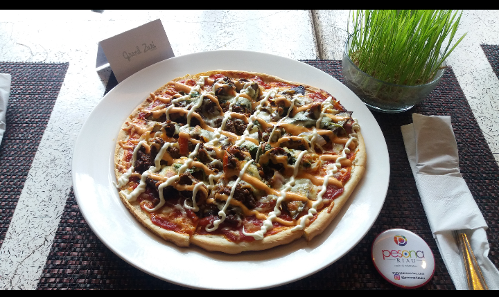 Blog HRH: Pizza Rendang Grand Zuri, Sekali Makan Bisa Lupain Mantan!!!