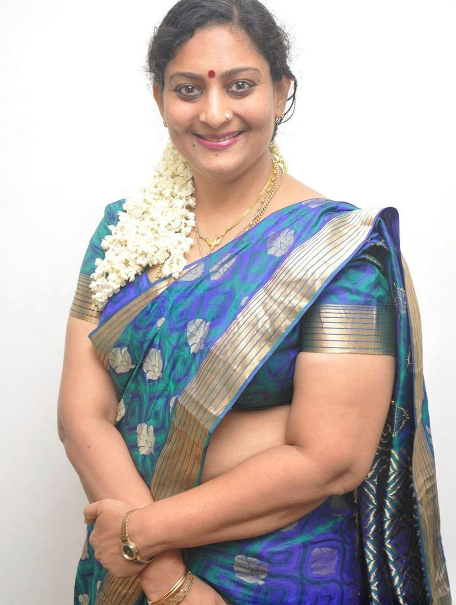 mallu kerala aunty unni mary extra large melons hot body curves showing ...