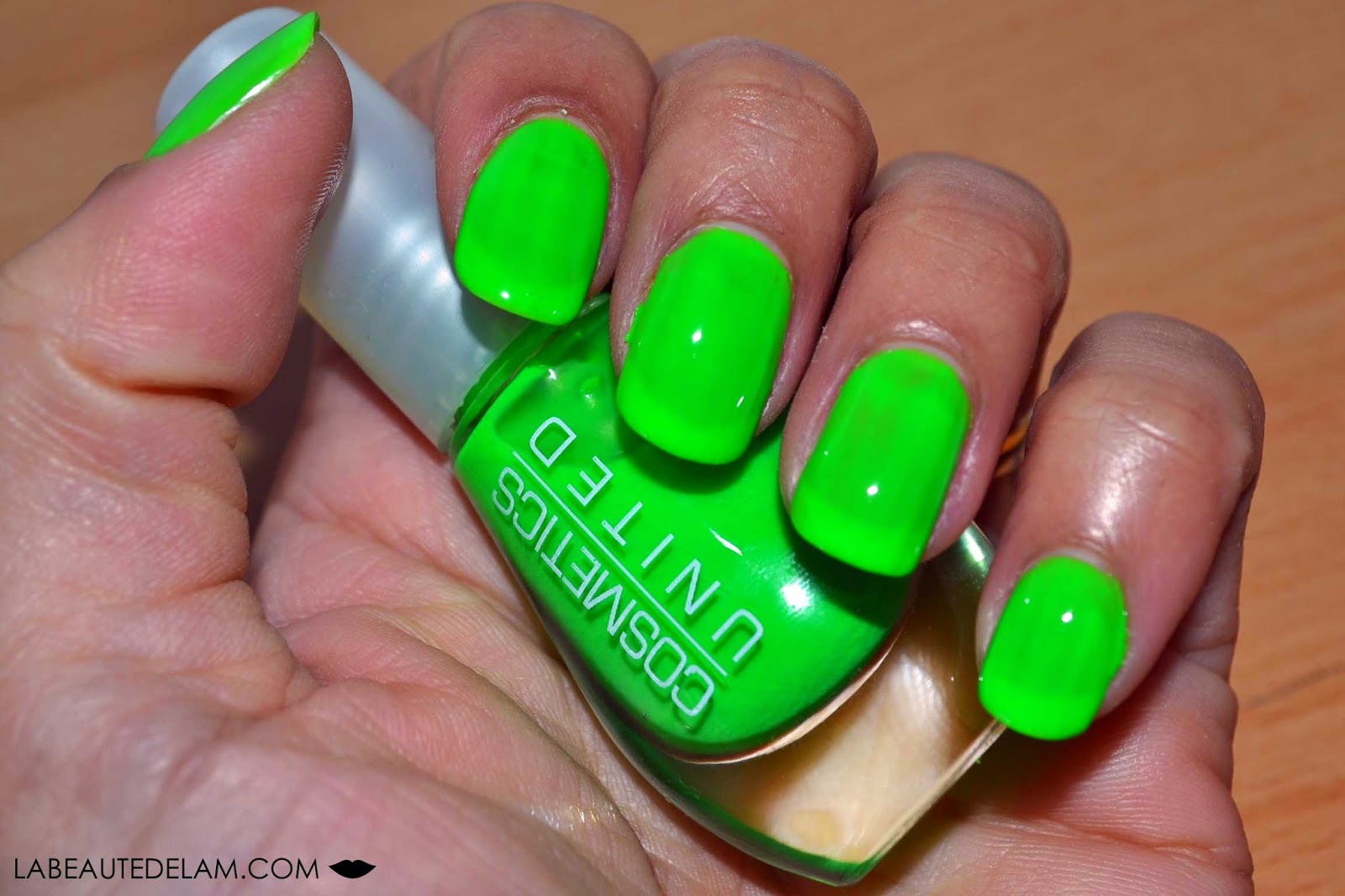 Cosmetics United : des ongles néon fluo