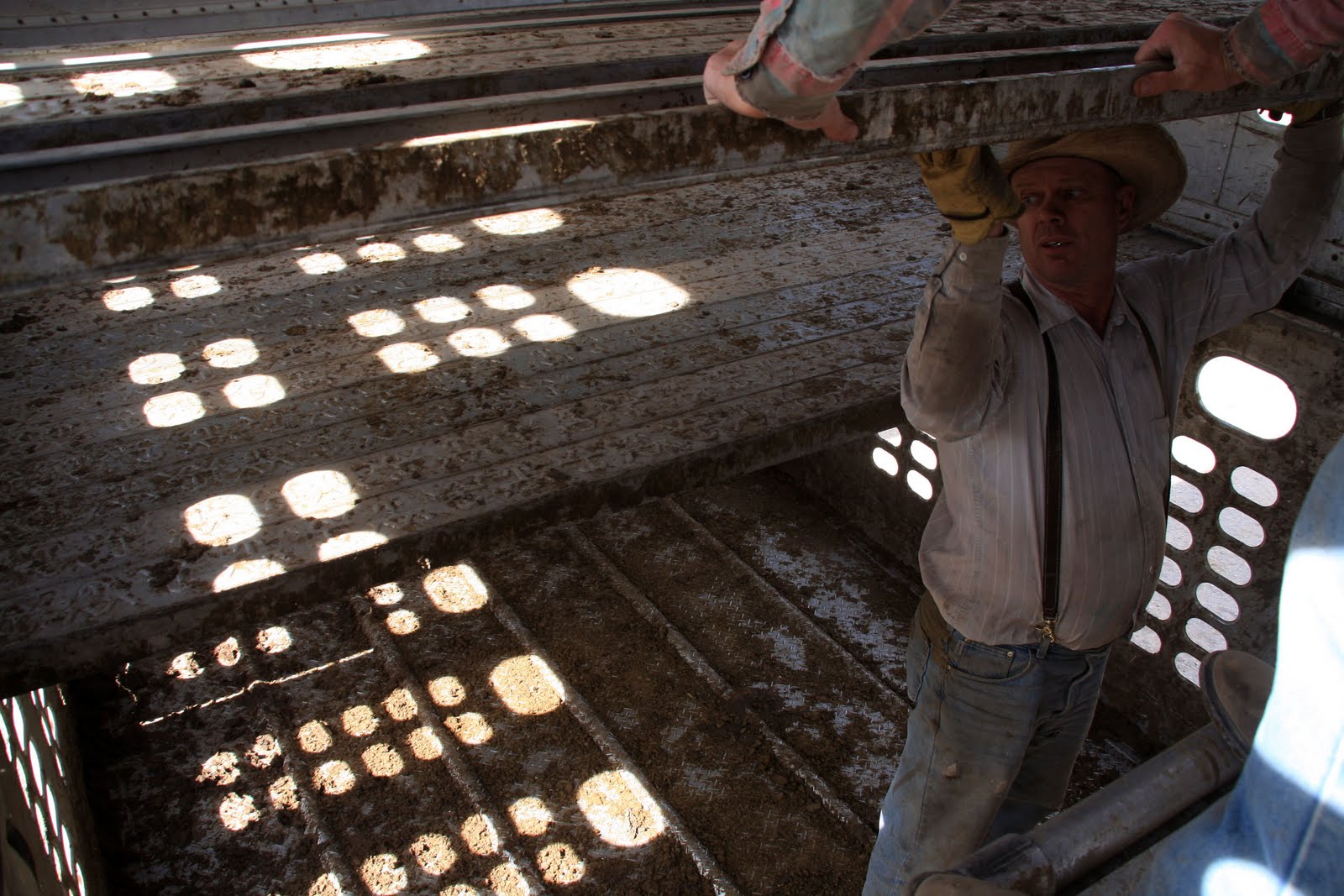 Double H Photography: Loading a Cattlepot