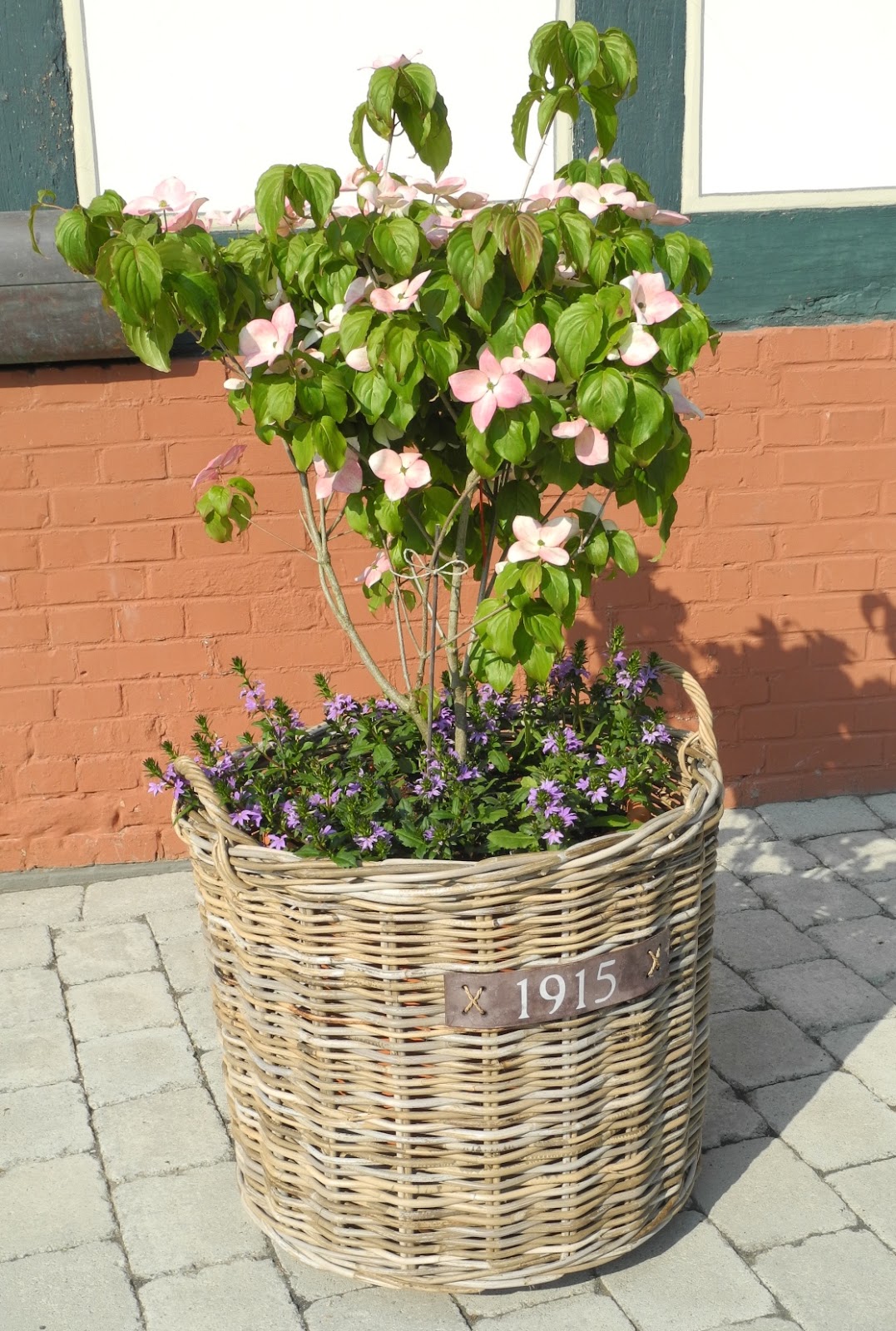 Schmiedegarten: Ein Korb voll Blüten