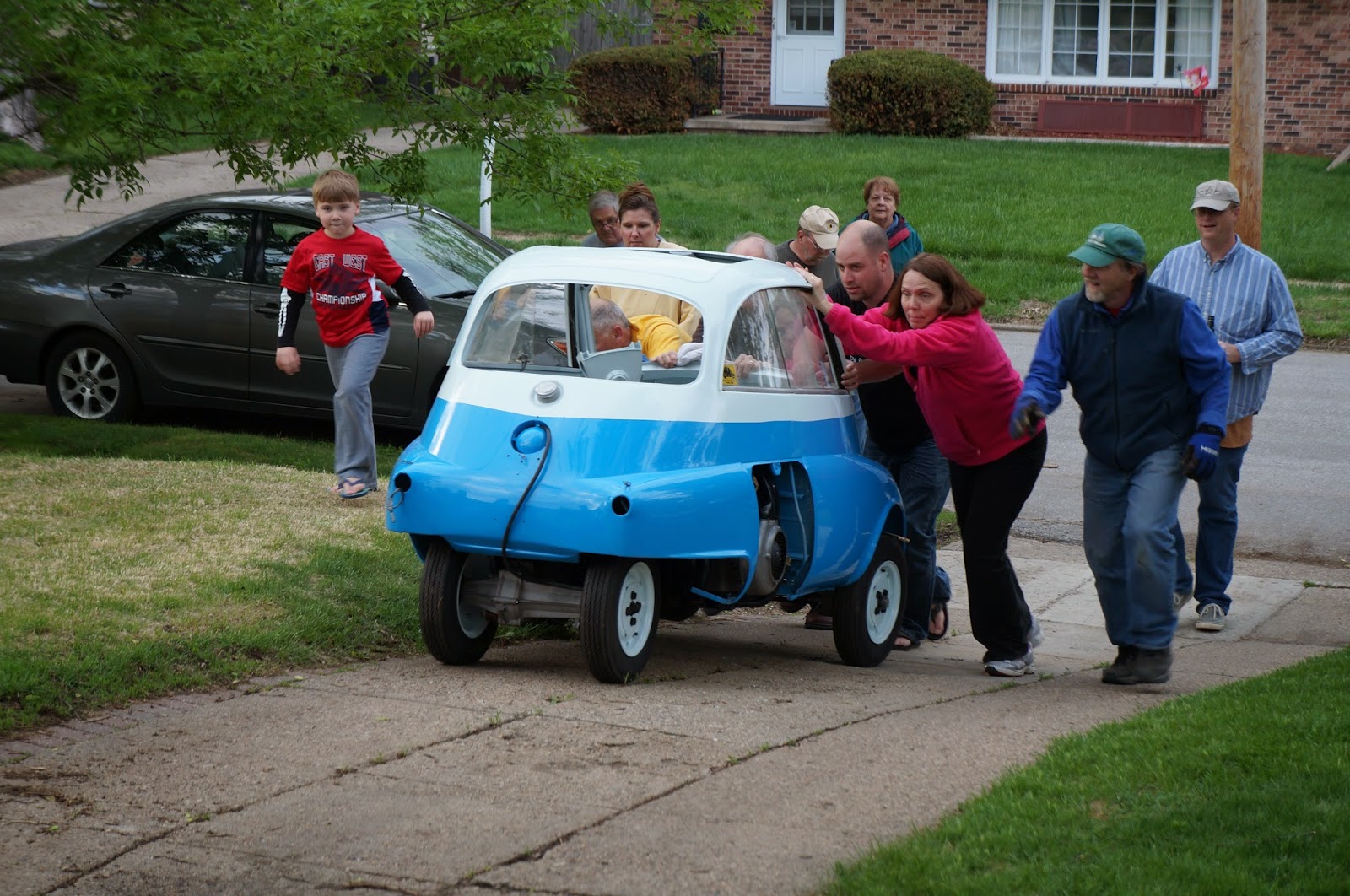 Follow Dan Hotka's Isetta Project: Isetta is Reunited with its Chassis!