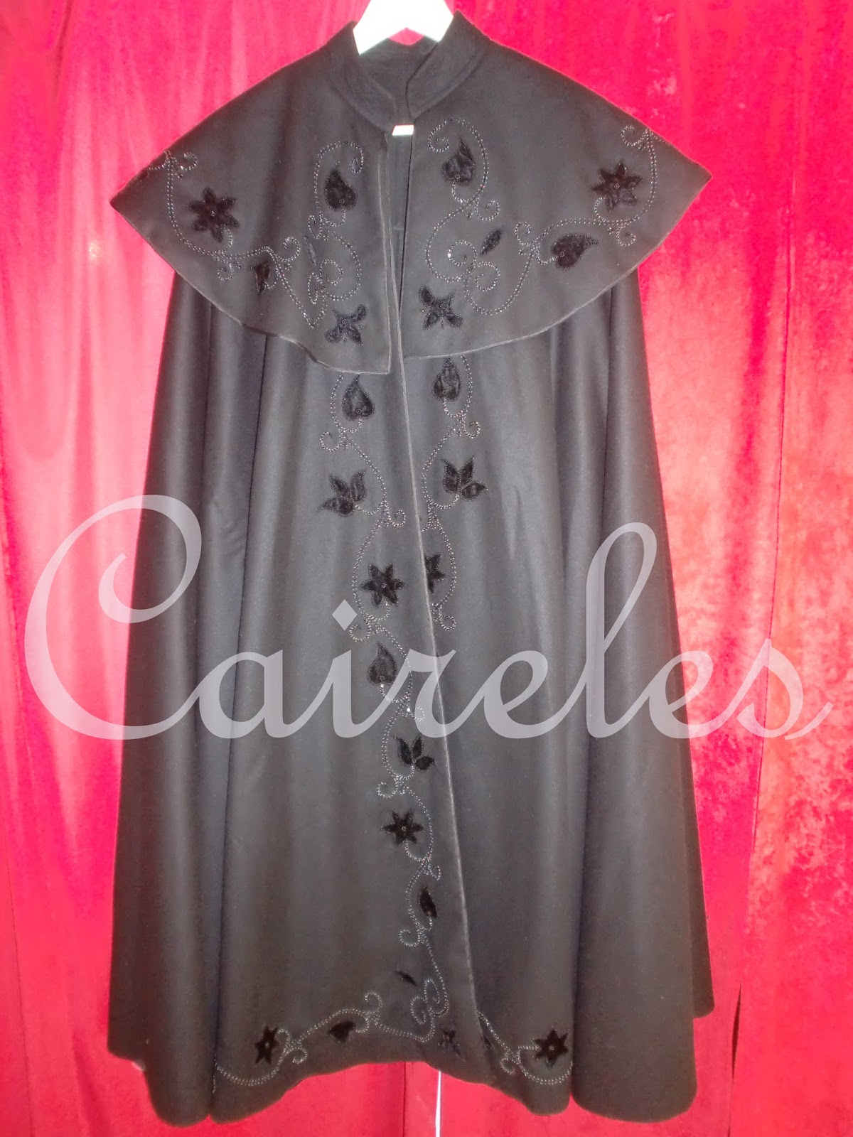 CAIRELES: Capa bordada