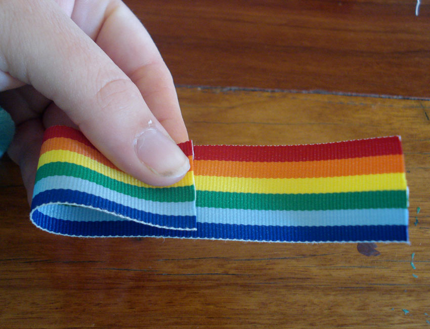 The Enchanted Button: Crafty Mama: Free Bow tutorial part 1