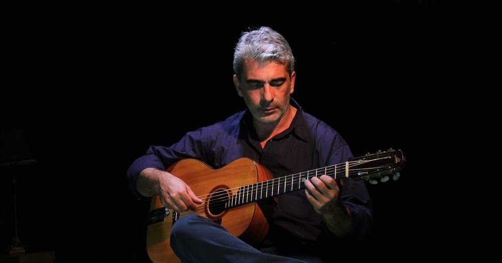 When the Greek folk guitar becomes the protagonist of the Rebetiko stage