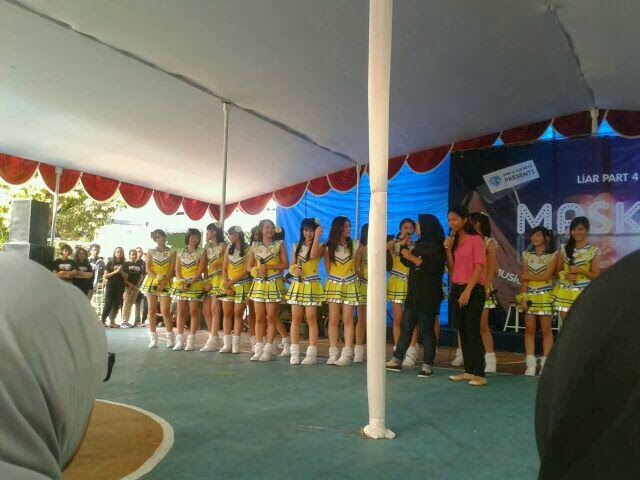 crizphi krezz: #JKT48 Perform @SMAN 4 Jakarta
