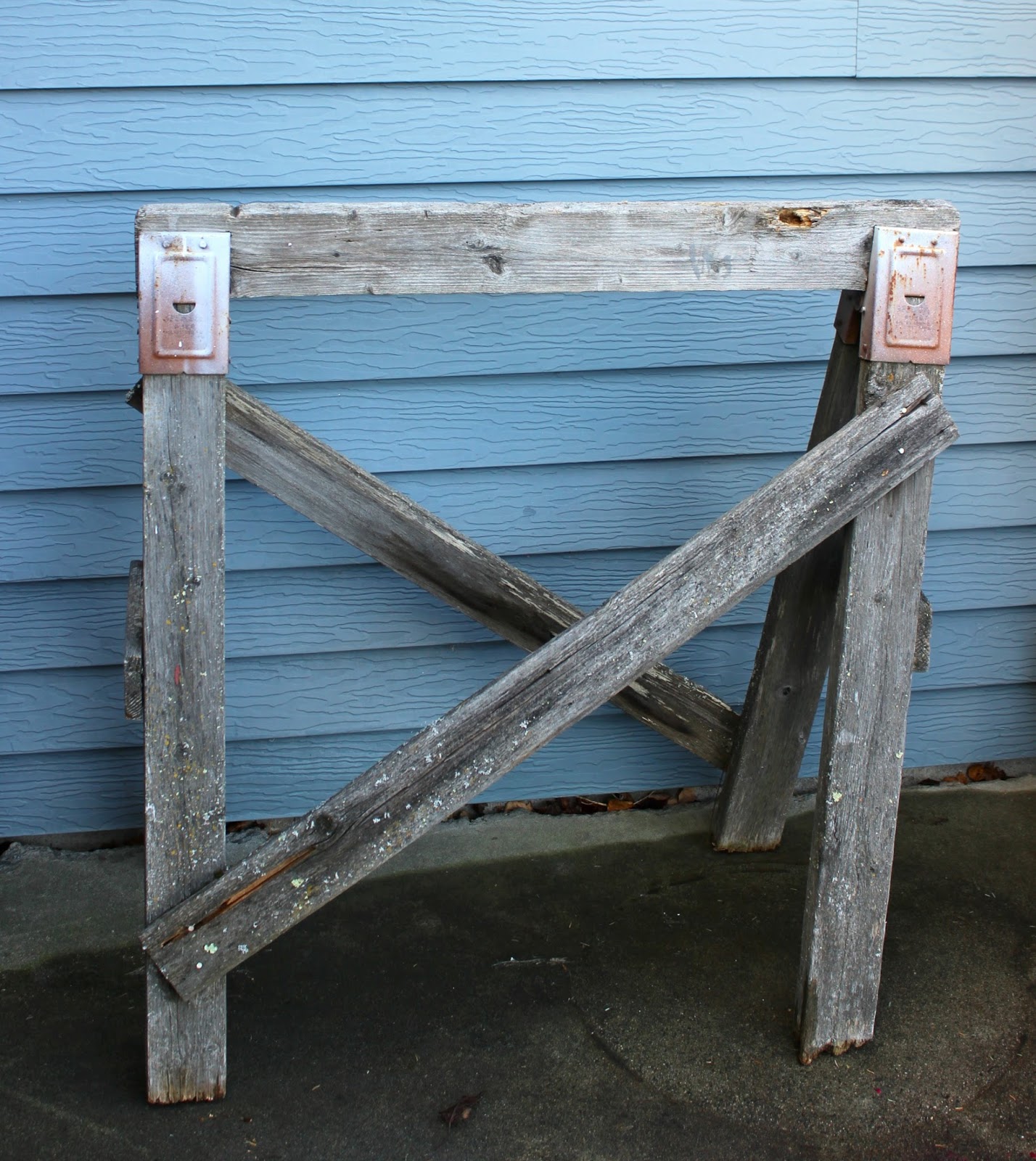 Rustic Saw Horse Christmas Display - Organized Clutter