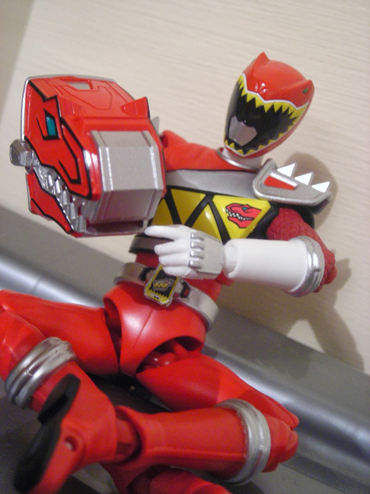 My Shiny Toy Robots: Toybox REVIEW: S.H. Figuarts Kyoryu Red
