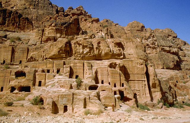 World Is 2 Travel: Famous Buildings in the World